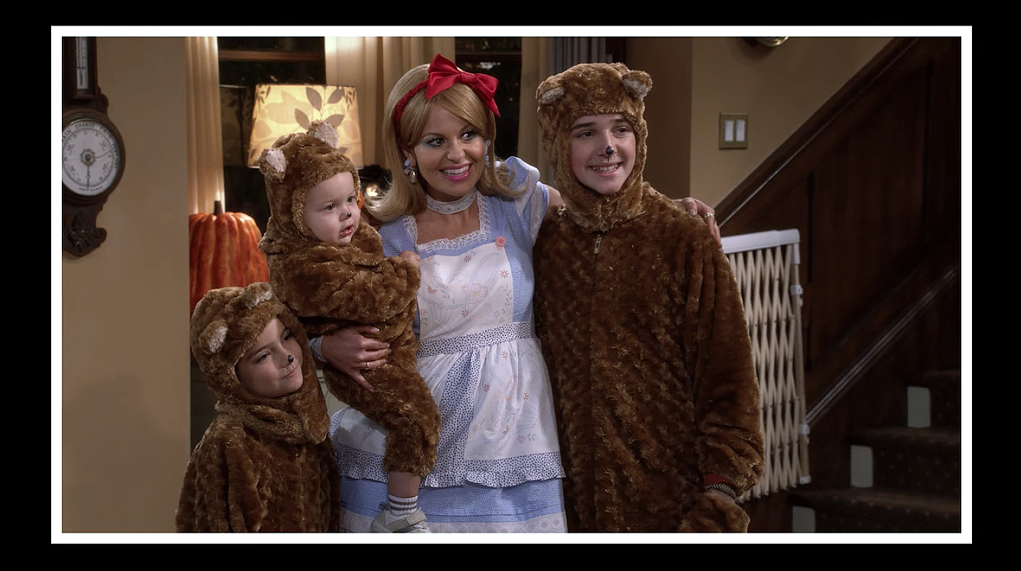 Outfits from Fuller House Season 2, Episode 4 – Curse of Tanner Manor ...